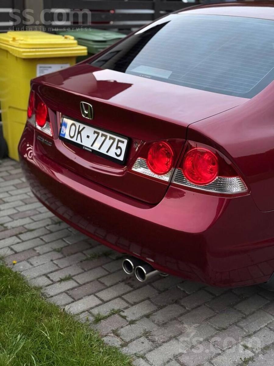 Red Honda Civic 2008 in Riga, with an engine capacity of 1.80 L and mileage of 190 thousand km for 3300 €, photo 7 on AUTOMOTO.COM.LV