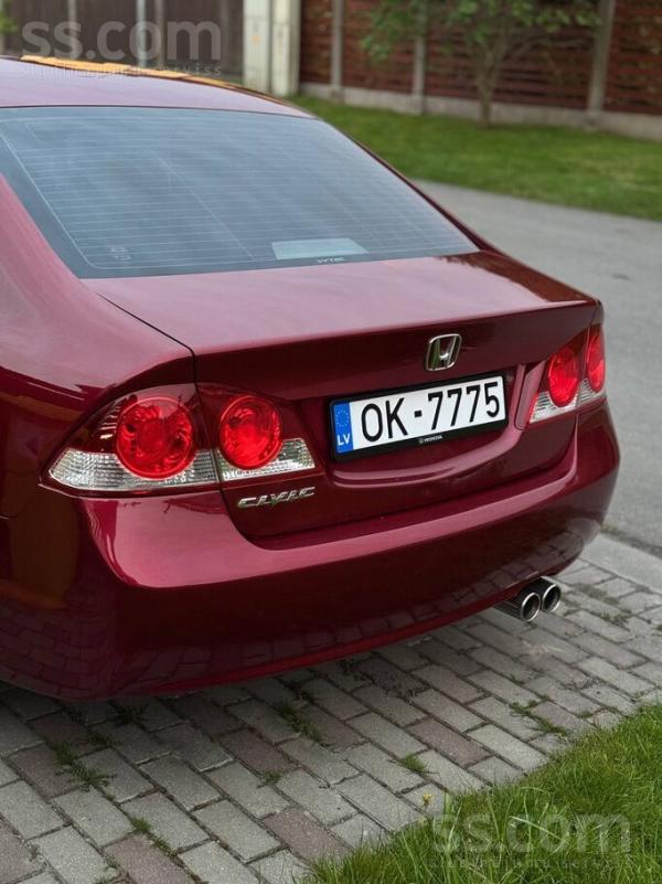 Red Honda Civic 2008 in Riga, with an engine capacity of 1.80 L and mileage of 190 thousand km for 3300 €, photo 7 on AUTOMOTO.COM.LV