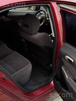 Red Honda Civic 2008 in Riga, with an engine capacity of 1.80 L and mileage of 190 thousand km for 3300 €, photo 17 on AUTOMOTO.COM.LV
