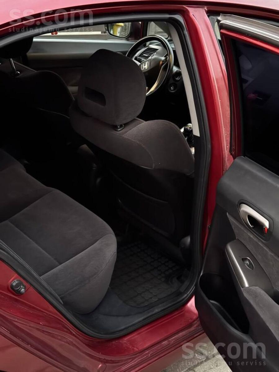 Red Honda Civic 2008 in Riga, with an engine capacity of 1.80 L and mileage of 190 thousand km for 3300 €, photo 17 on AUTOMOTO.COM.LV