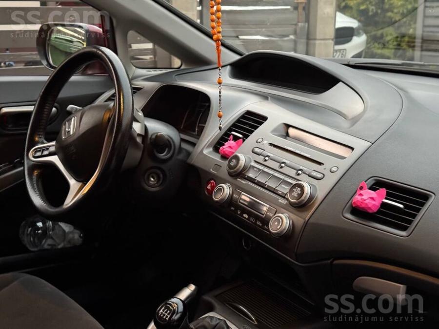 Red Honda Civic 2008 in Riga, with an engine capacity of 1.80 L and mileage of 190 thousand km for 3300 €, photo 18 on AUTOMOTO.COM.LV