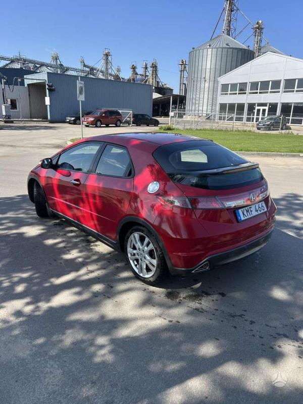 Red Honda Civic 2009 in Joniskis, with an engine capacity of 2.20 L and mileage of 298 thousand km for 2500 €, photo 4 on AUTOMOTO.COM.LV