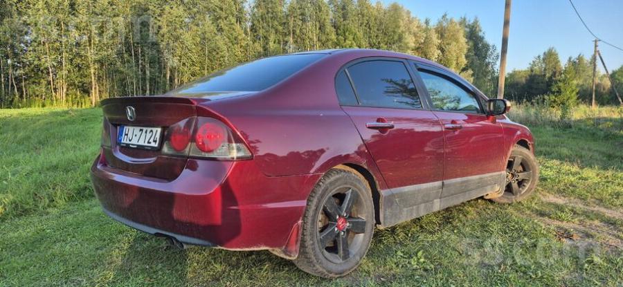 Red Honda Civic 2009 in Jelgava, with an engine capacity of 1.80 L and mileage of 265 thousand km for 1200 €, photo 3 on AUTOMOTO.COM.LV