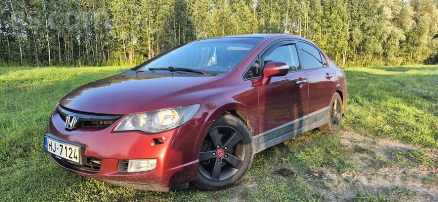 Red Honda Civic 2009 in Jelgava, with an engine capacity of 1.80 L and mileage of 265 thousand km for 1200 €, photo 4 on AUTOMOTO.COM.LV