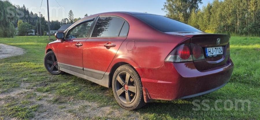 Red Honda Civic 2009 in Jelgava, with an engine capacity of 1.80 L and mileage of 265 thousand km for 1200 €, photo 5 on AUTOMOTO.COM.LV