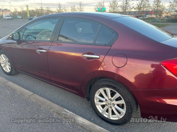 Red Honda Civic 2012 in Tallinn, with an engine capacity of 1.80 L and mileage of 73 thousand km for 8900 €, photo 11 on AUTOMOTO.COM.LV
