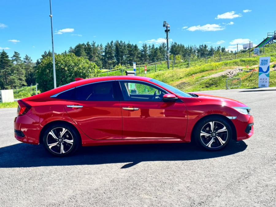 Red Honda Civic 2019 in Narva, with an engine capacity of 1.50 L and mileage of 188 thousand km for 12990 €, photo 5 on AUTOMOTO.COM.LV