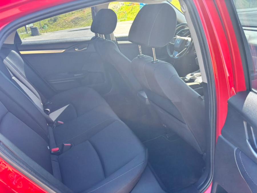 Red Honda Civic 2019 in Narva, with an engine capacity of 1.50 L and mileage of 188 thousand km for 12990 €, photo 8 on AUTOMOTO.COM.LV