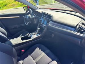 Red Honda Civic 2019 in Narva, with an engine capacity of 1.50 L and mileage of 188 thousand km for 12990 €, photo 13 on AUTOMOTO.COM.LV