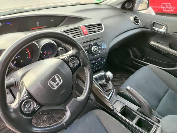 Red Honda Civic 2015 in Marijampole, with an engine capacity of 1.60 L and mileage of 242 thousand km for 5650 €, photo 5 on AUTOMOTO.COM.LV