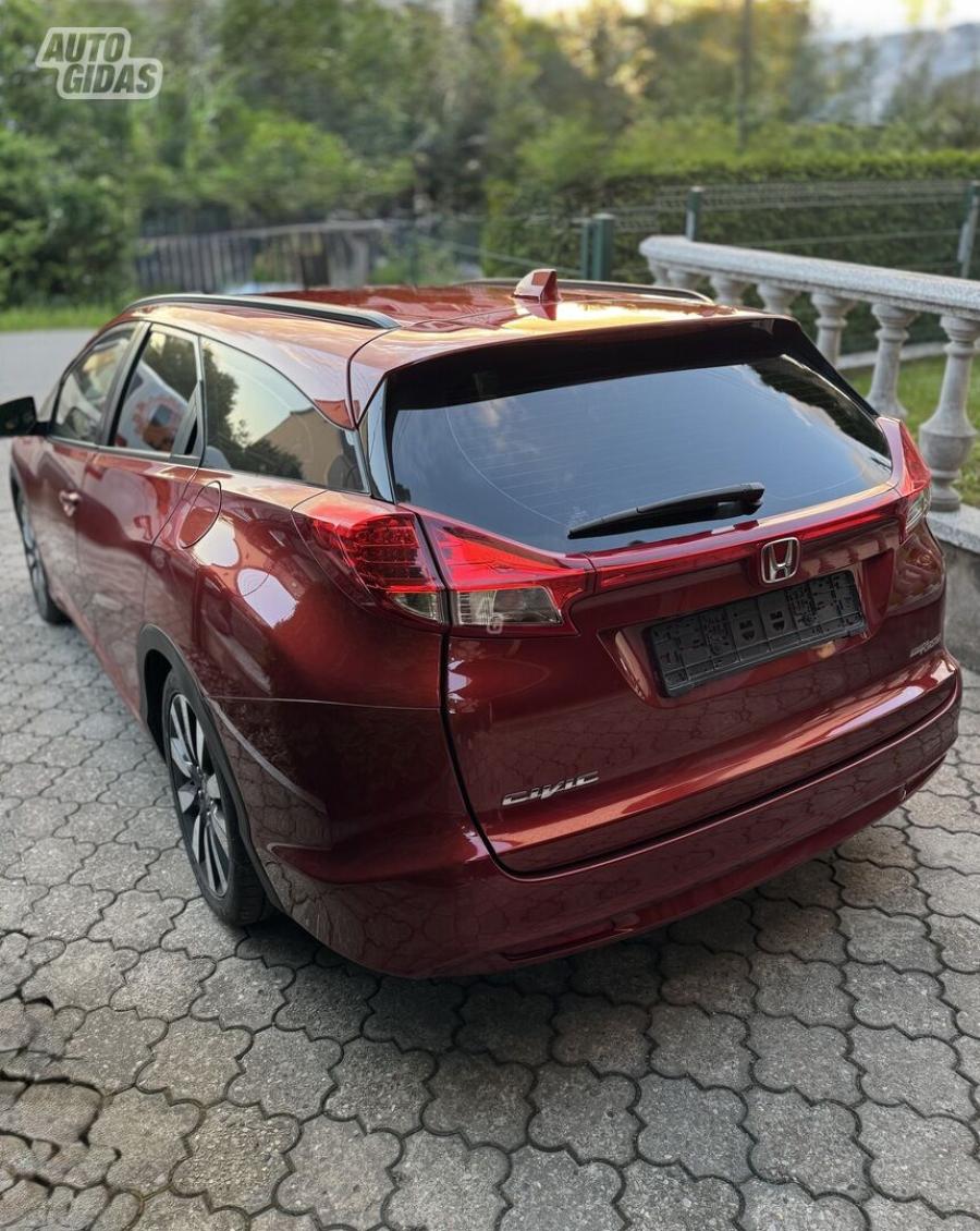 Red Honda Civic 2015 in Alytus, with an engine capacity of 1.60 L and mileage of 281 thousand km for 7750 €, photo 4 on AUTOMOTO.COM.LV