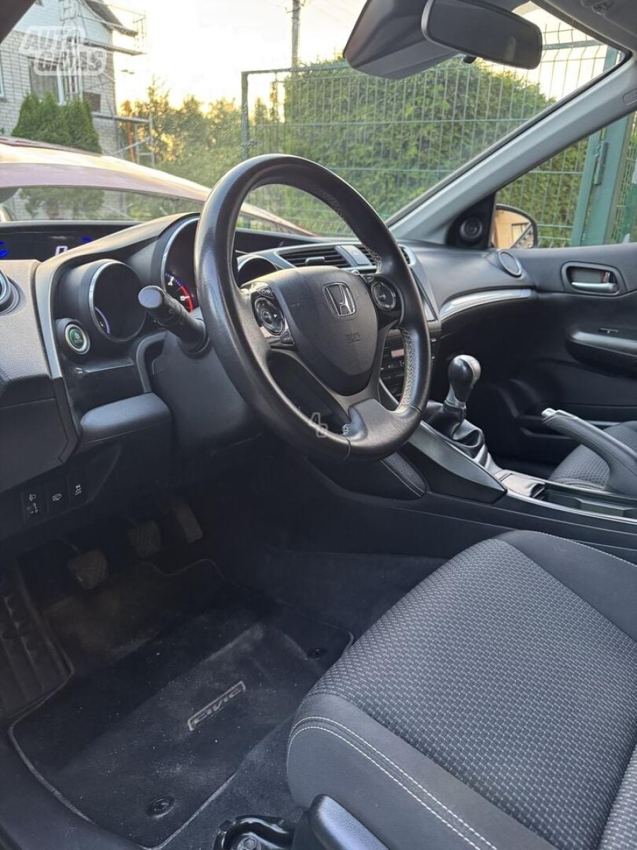 Red Honda Civic 2015 in Alytus, with an engine capacity of 1.60 L and mileage of 281 thousand km for 7750 €, photo 7 on AUTOMOTO.COM.LV