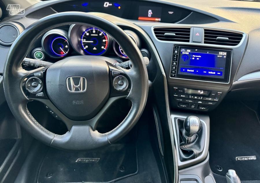 Red Honda Civic 2015 in Alytus, with an engine capacity of 1.60 L and mileage of 281 thousand km for 7750 €, photo 8 on AUTOMOTO.COM.LV