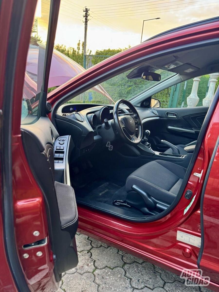 Red Honda Civic 2015 in Alytus, with an engine capacity of 1.60 L and mileage of 281 thousand km for 7750 €, photo 12 on AUTOMOTO.COM.LV