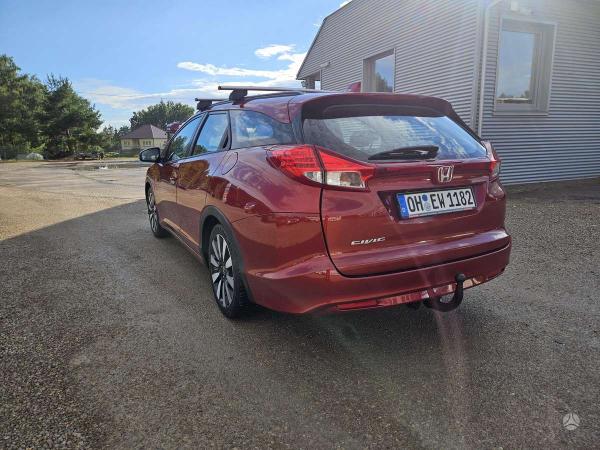 Red Honda Civic 2015 in Radviliskis, with an engine capacity of 1.60 L and mileage of 290 thousand km for 4600 €, photo 7 on AUTOMOTO.COM.LV