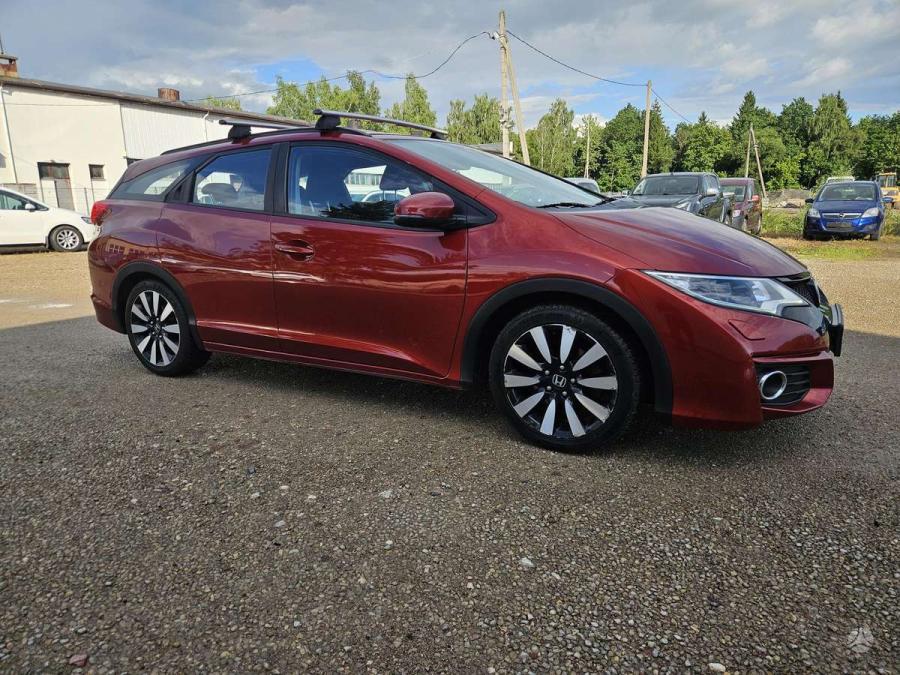 Red Honda Civic 2015 in Radviliskis, with an engine capacity of 1.60 L and mileage of 290 thousand km for 4300 €, photo 3 on AUTOMOTO.COM.LV