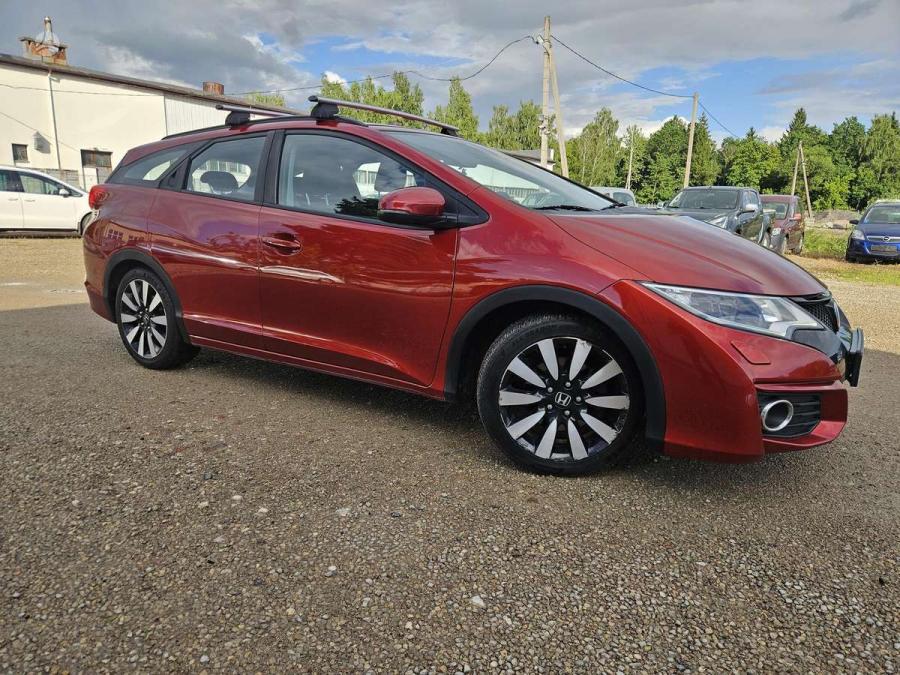 Red Honda Civic 2015 in Radviliskis, with an engine capacity of 1.60 L and mileage of 290 thousand km for 4300 €, photo 4 on AUTOMOTO.COM.LV