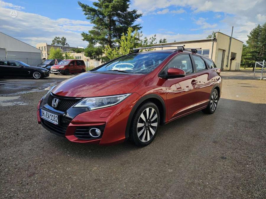 Red Honda Civic 2015 in Radviliskis, with an engine capacity of 1.60 L and mileage of 290 thousand km for 4300 €, photo 6 on AUTOMOTO.COM.LV