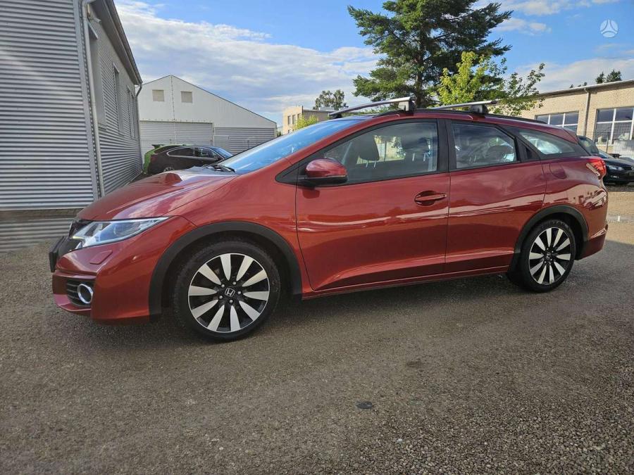 Red Honda Civic 2015 in Radviliskis, with an engine capacity of 1.60 L and mileage of 290 thousand km for 4300 €, photo 8 on AUTOMOTO.COM.LV