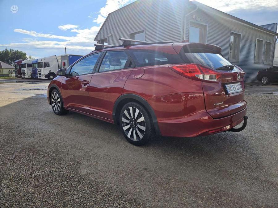 Red Honda Civic 2015 in Radviliskis, with an engine capacity of 1.60 L and mileage of 290 thousand km for 4300 €, photo 9 on AUTOMOTO.COM.LV
