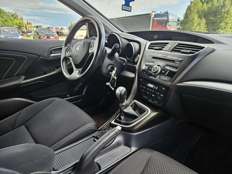 Red Honda Civic 2015 in Radviliskis, with an engine capacity of 1.60 L and mileage of 290 thousand km for 4300 €, photo 15 on AUTOMOTO.COM.LV