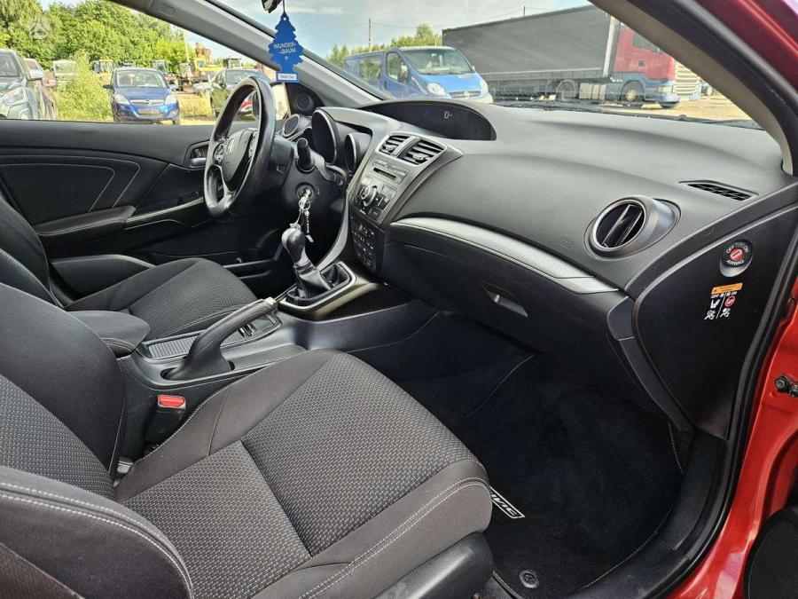 Red Honda Civic 2015 in Radviliskis, with an engine capacity of 1.60 L and mileage of 290 thousand km for 4300 €, photo 16 on AUTOMOTO.COM.LV
