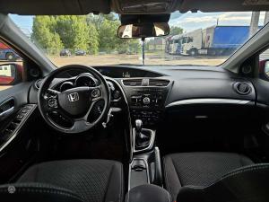 Red Honda Civic 2015 in Radviliskis, with an engine capacity of 1.60 L and mileage of 290 thousand km for 4300 €, photo 17 on AUTOMOTO.COM.LV
