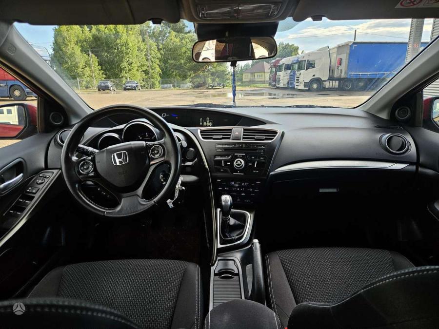 Red Honda Civic 2015 in Radviliskis, with an engine capacity of 1.60 L and mileage of 290 thousand km for 4300 €, photo 17 on AUTOMOTO.COM.LV