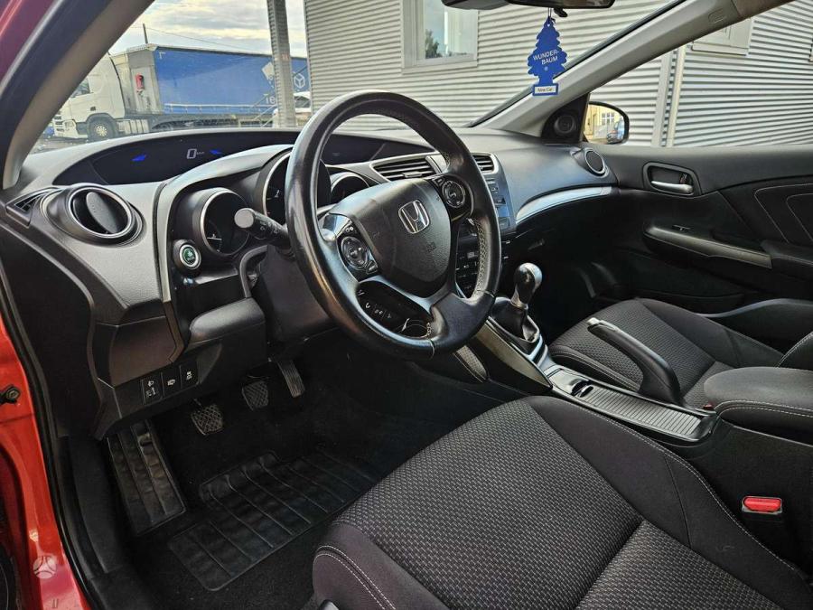 Red Honda Civic 2015 in Radviliskis, with an engine capacity of 1.60 L and mileage of 290 thousand km for 4300 €, photo 18 on AUTOMOTO.COM.LV