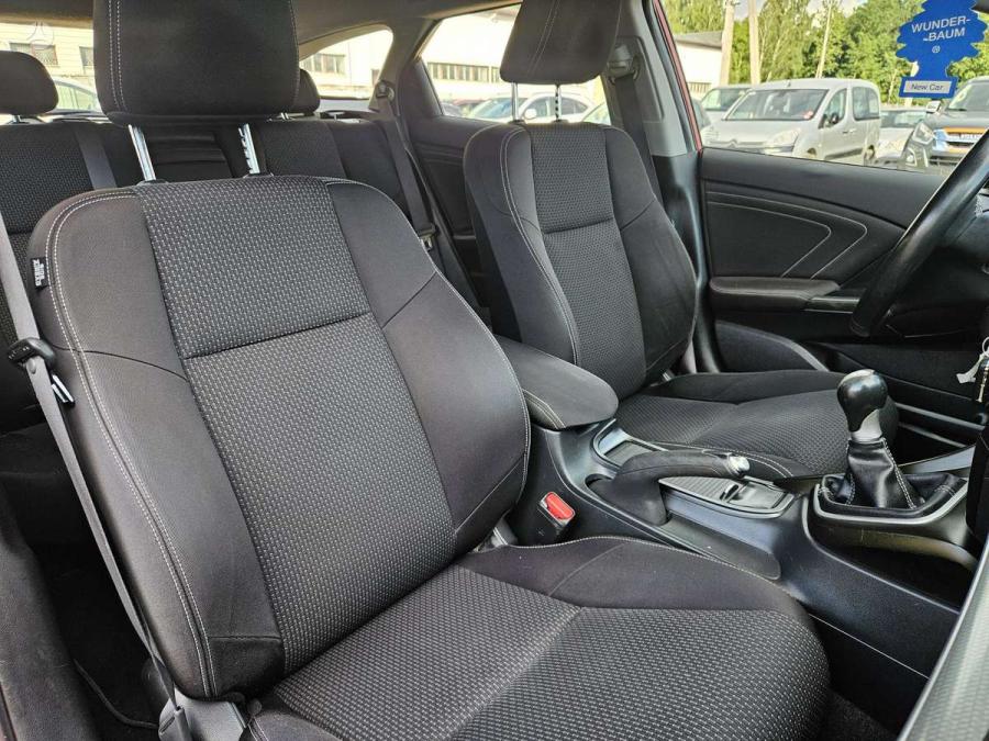 Red Honda Civic 2015 in Radviliskis, with an engine capacity of 1.60 L and mileage of 290 thousand km for 4300 €, photo 19 on AUTOMOTO.COM.LV