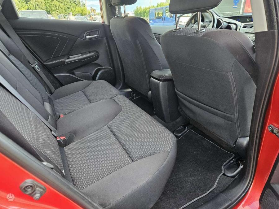 Red Honda Civic 2015 in Radviliskis, with an engine capacity of 1.60 L and mileage of 290 thousand km for 4300 €, photo 20 on AUTOMOTO.COM.LV
