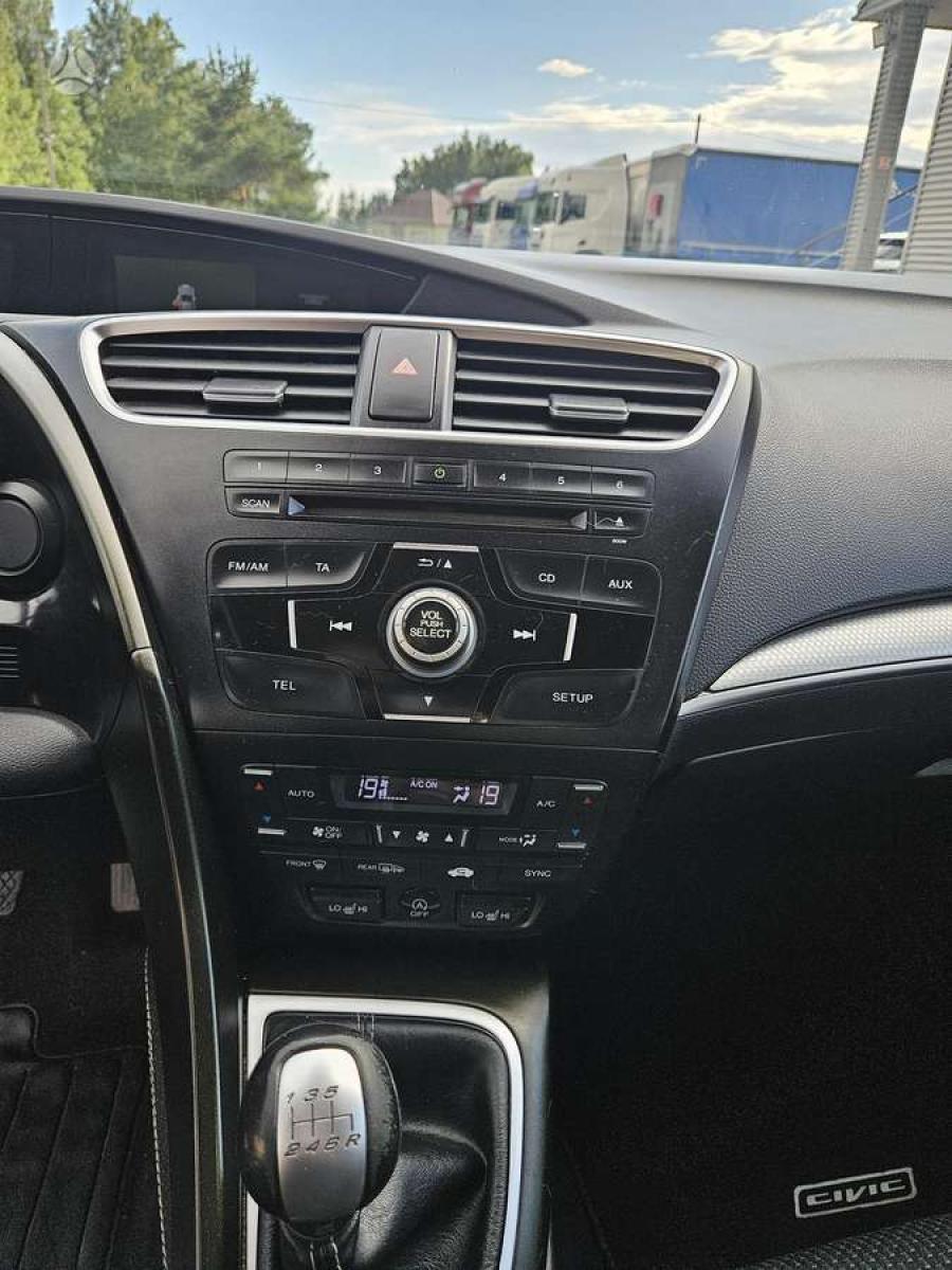 Red Honda Civic 2015 in Radviliskis, with an engine capacity of 1.60 L and mileage of 290 thousand km for 4300 €, photo 22 on AUTOMOTO.COM.LV
