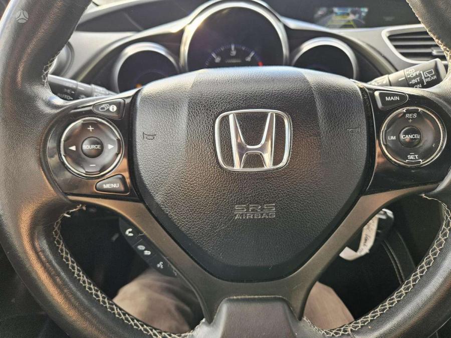 Red Honda Civic 2015 in Radviliskis, with an engine capacity of 1.60 L and mileage of 290 thousand km for 4300 €, photo 31 on AUTOMOTO.COM.LV