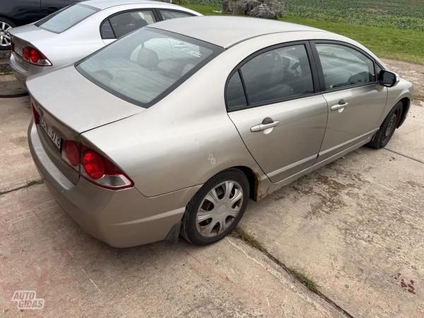 Honda Civic 2004 in Kaunas on AUTOMOTO.COM.LV Honda Civic 2004 in Kaunas, with an engine capacity of 1.80 L and mileage of 290 thousand km for 690 €, photo 4 on AUTOMOTO.COM.LV