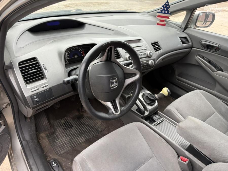 Honda Civic 2004 in Kaunas, with an engine capacity of 1.80 L and mileage of 290 thousand km for 690 €, photo 6 on AUTOMOTO.COM.LV