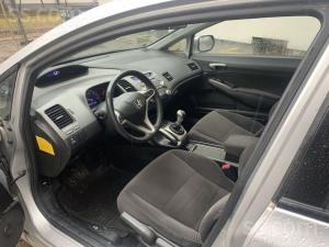 Honda Civic 2006 Rīga, ar dzinēja tilpumu 1.80 L un nobraukumu 230 tūkst. km par 2100 €, foto 6 vietnē AUTOMOTO.COM.LV
