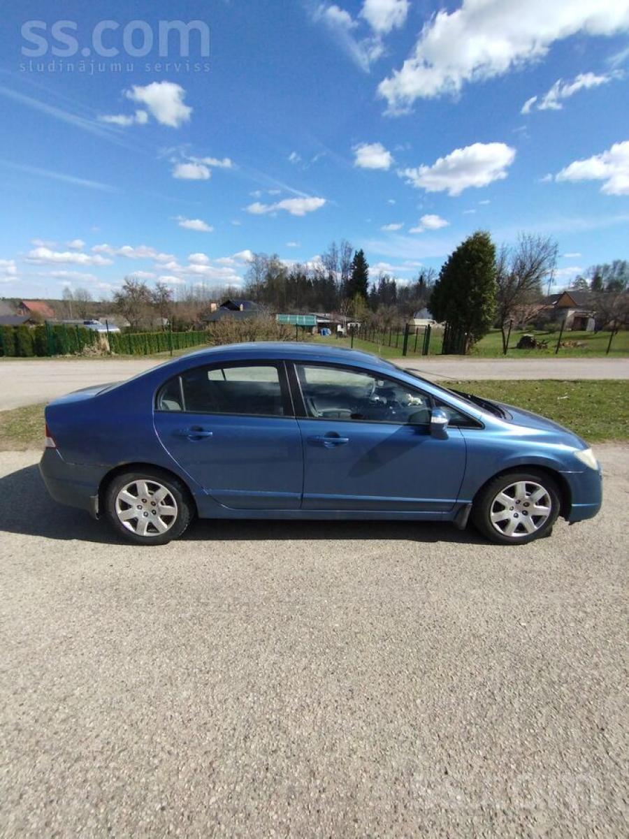 Honda Civic 2008 in Riga, with an engine capacity of 1.60 L and mileage of 184 thousand km for 900 €, photo 3 on AUTOMOTO.COM.LV