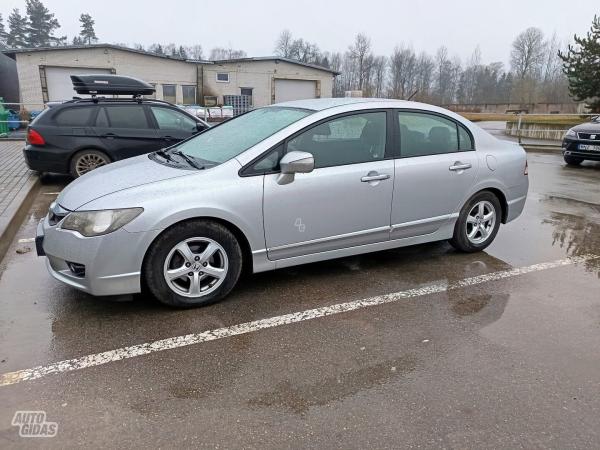 Honda Civic 2009 in Kaunas, with an engine capacity of 1.30 L and mileage of 255 thousand km for 2999 €, photo 2 on AUTOMOTO.COM.LV