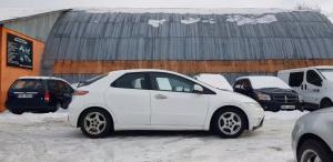 White Honda Civic 2006 in Valmiera, with an engine capacity of 1.80 L and mileage of 395 thousand km for 2200 €, photo 3 on AUTOMOTO.COM.LV
