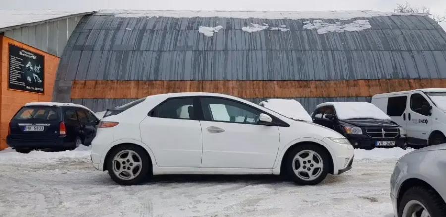 White Honda Civic 2006 in Valmiera, with an engine capacity of 1.80 L and mileage of 395 thousand km for 2200 €, photo 3 on AUTOMOTO.COM.LV