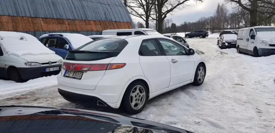 White Honda Civic 2006 in Valmiera, with an engine capacity of 1.80 L and mileage of 395 thousand km for 2200 €, photo 4 on AUTOMOTO.COM.LV