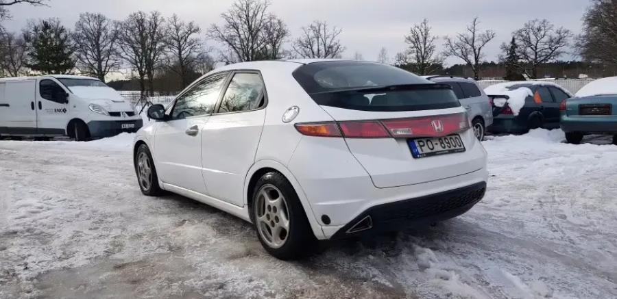 White Honda Civic 2006 in Valmiera, with an engine capacity of 1.80 L and mileage of 395 thousand km for 2200 €, photo 6 on AUTOMOTO.COM.LV