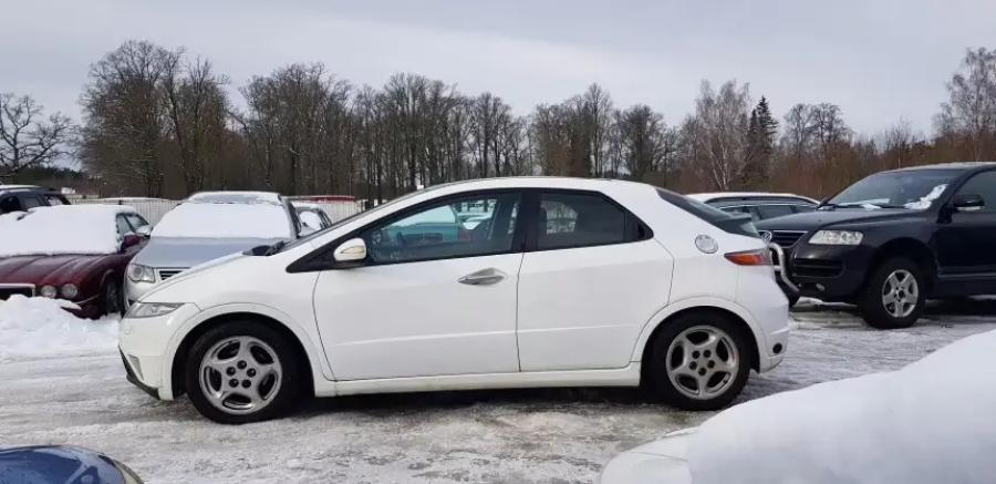 White Honda Civic 2006 in Valmiera, with an engine capacity of 1.80 L and mileage of 395 thousand km for 2200 €, photo 7 on AUTOMOTO.COM.LV