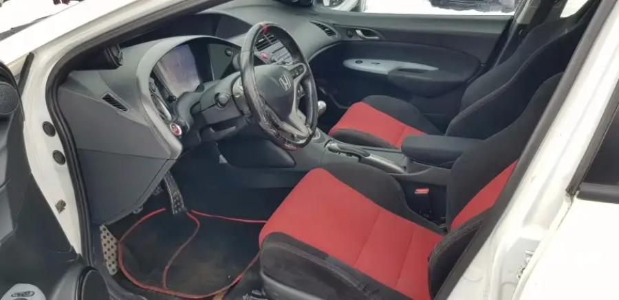 White Honda Civic 2006 in Valmiera, with an engine capacity of 1.80 L and mileage of 395 thousand km for 2200 €, photo 12 on AUTOMOTO.COM.LV
