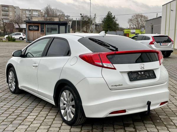 White Honda Civic 2012 in Raseiniai, with an engine capacity of 2.20 L and mileage of 24 thousand km for 4500 €, photo 5 on AUTOMOTO.COM.LV
