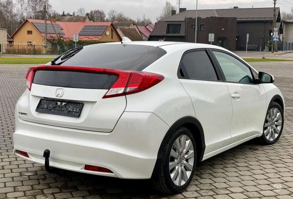 White Honda Civic 2012 in Raseiniai, with an engine capacity of 2.20 L and mileage of 24 thousand km for 4500 €, photo 6 on AUTOMOTO.COM.LV