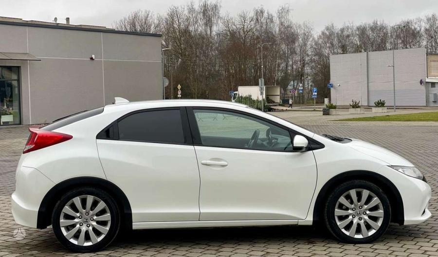 White Honda Civic 2012 in Raseiniai, with an engine capacity of 2.20 L and mileage of 24 thousand km for 4500 €, photo 7 on AUTOMOTO.COM.LV
