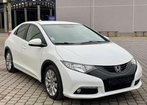 White Honda Civic 2012 in Raseiniai, with an engine capacity of 2.20 L and mileage of 24 thousand km for 4500 €, photo 9 on AUTOMOTO.COM.LV