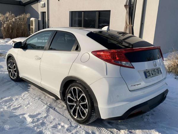 White Honda Civic 2012 in Jonava, with an engine capacity of 2.20 L and mileage of 194 thousand km for 6500 €, photo 4 on AUTOMOTO.COM.LV