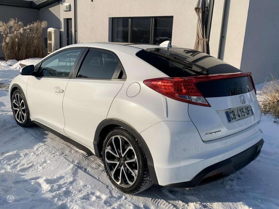 White Honda Civic 2012 in Jonava, with an engine capacity of 2.20 L and mileage of 194 thousand km for 6500 €, photo 4 on AUTOMOTO.COM.LV